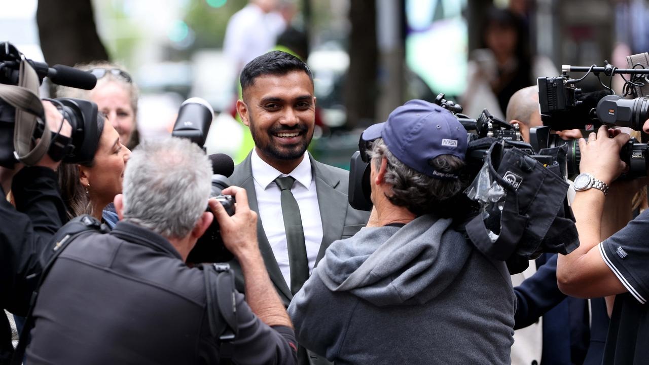 “මට සතුටුයි…ආයෙත් ක්‍රිකට් ගහනවා..”- ධනුෂ්ක කතාකරයි(වීඩියෝ) – CEYLONWIRE