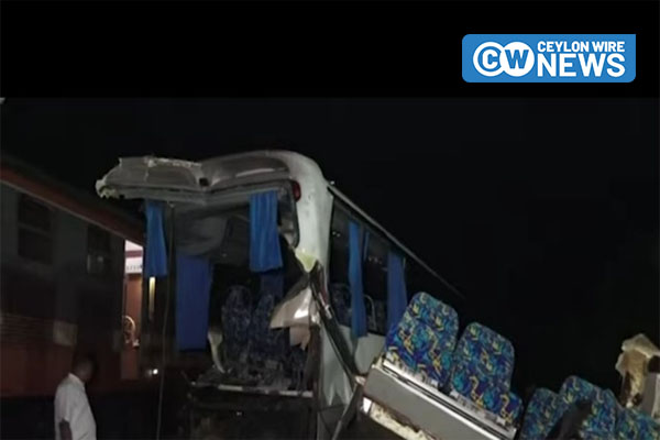 වස්කඩුවේදී විදෙස් සංචාරකයන රැගත් බසයක් දුම්රියේ ගැටේ(වීඩියෝ) – CEYLONWIRE