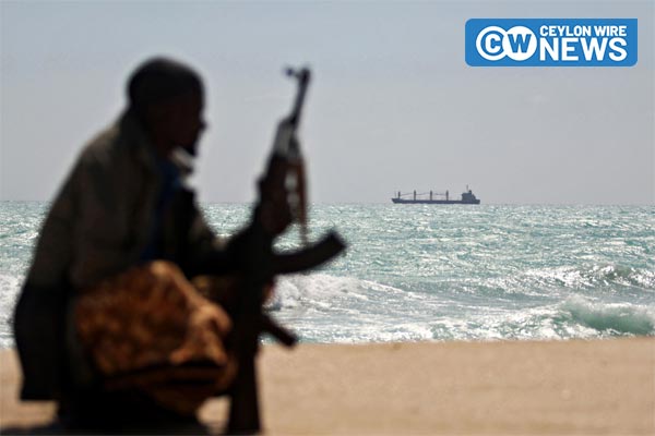 සෝමාලියානු මුහුදු කොල්ලකරුවන් විසින් පැහැරගත් ට්‍රෝලර් යාත්‍රාව සමඟ ශ් ...