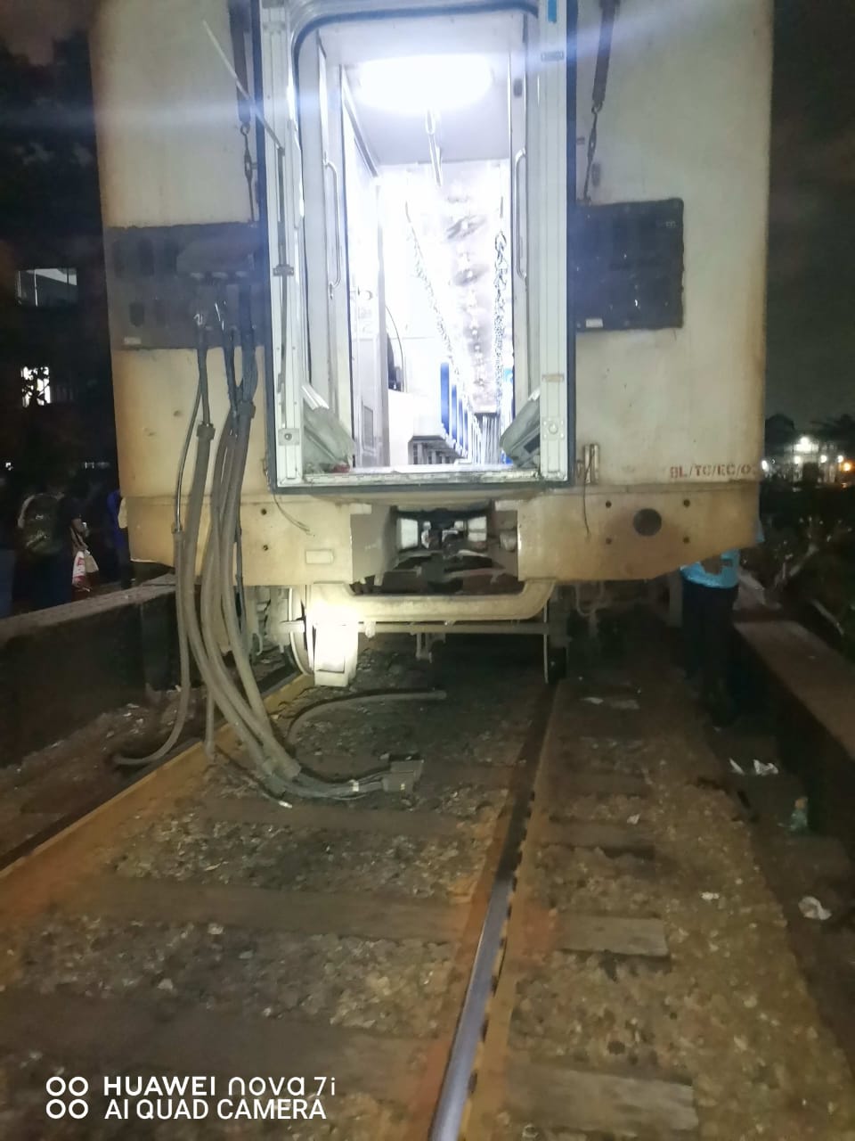 බේරේ පාලම ළඟ කෝච්චියක පෙට්ටි ගැලවෙයි – මුහුදුබඩ මාර්ගය සම්පූර්ණයෙන් අවහිර වෙයි – CEYLONWIRE