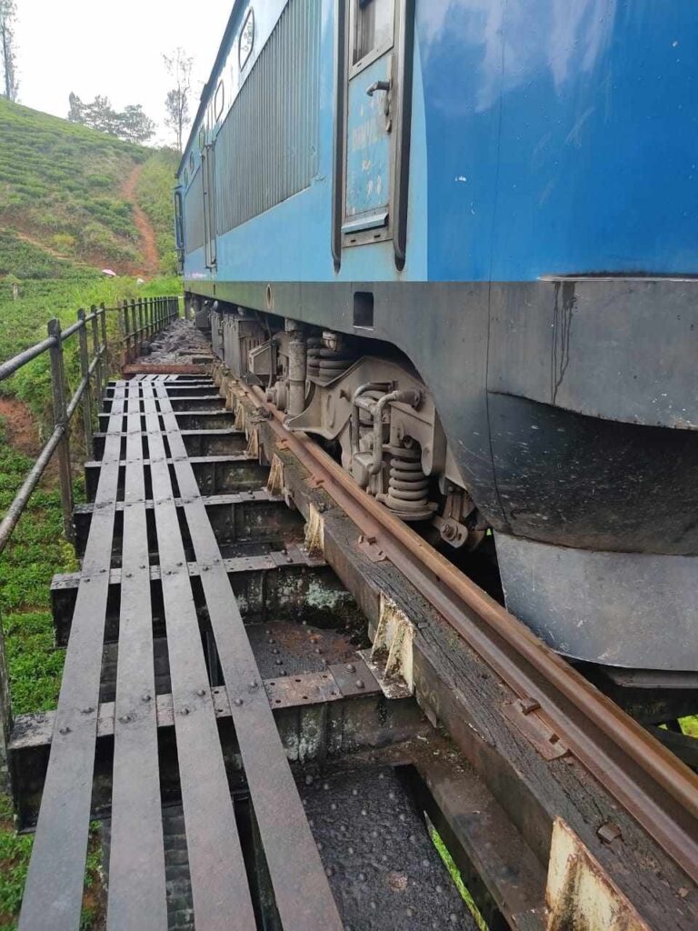 ටිකිරිමැණිකේ වටගොඩ පාලම උඩදී නොමග ගිහිං – CEYLONWIRE