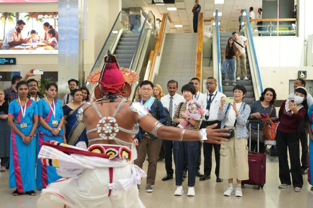 ලක්ෂ විස්සේ සංචාරකයා ලංකාවට ගොඩබසී – CEYLONWIRE