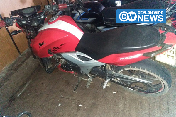 මෝටර් බයිසිකල් හොරු දෙන්නෙක් පොලිසියට කොටු – CEYLONWIRE