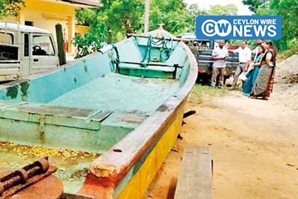 ශ්‍රී ලංකා මුහුදේ හොරෙන් මාළු අල්ලපු ඉන්දීය ධිවර බෝට්ටුවක් පේදුරුතුඩුවේදී ලක්ෂ 20කට වෙන්දේසි ...