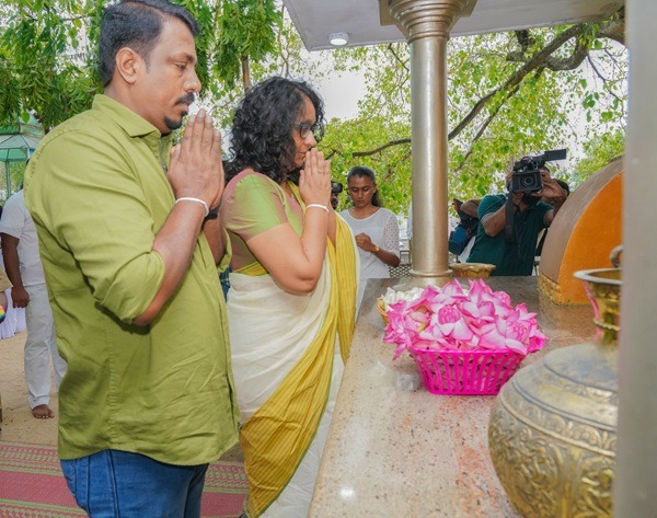 අගමැති හරිනි නව වසරේ හිස තෙල් ගායි – CEYLONWIRE