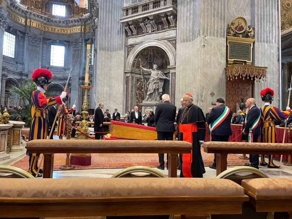 අගරදගුරු මැල්කම් කාදිනල් හිමියෝ පාප්වහන්සේට අවසන් ගෞරව දක්වති – CEYLONWIRE